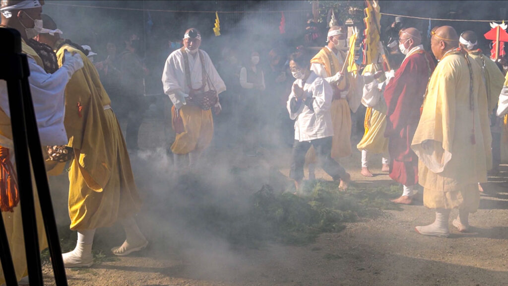 【Miyajima event】Powerful! Participate in the Miyajima Fire Walking ...