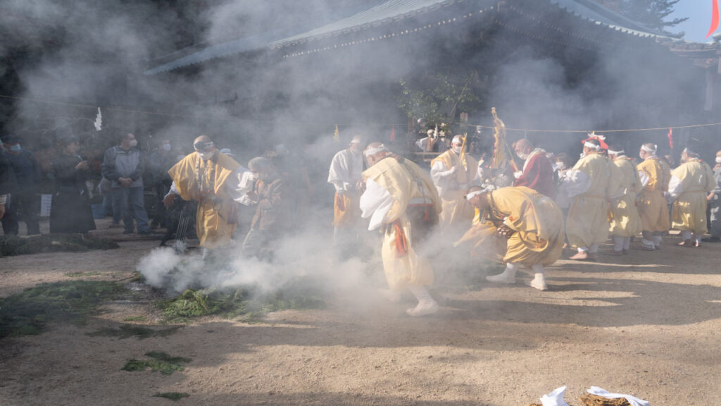 【Miyajima event】Powerful! Participate in the Miyajima Fire Walking ...
