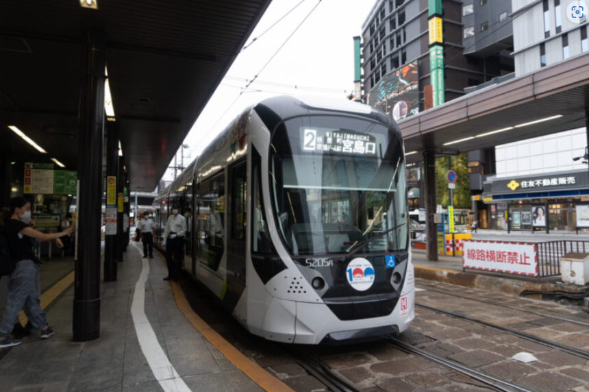 【Hiroshima sightseeing must-see!】Learn how to ride the tram and act ...
