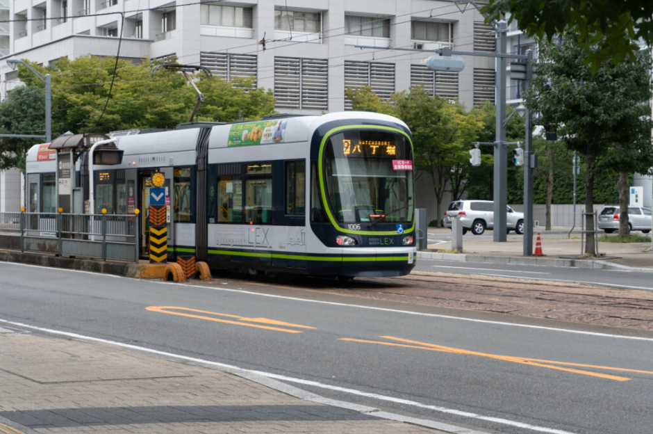 【Hiroshima sightseeing must-see!】Learn how to ride the tram and act ...